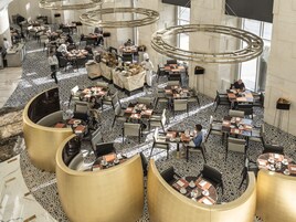 Pequeno-almoço tipo buffet diário (120 AED por pessoa) 