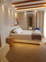 Suíte exclusiva, banheira de hidromassagem | Roupas de cama premium, cofres nos quartos, individualmente decorados