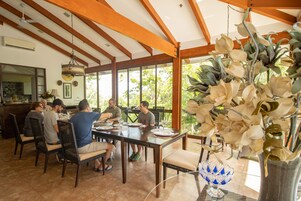 Pequenos-almoços, almoços e jantares servidos 