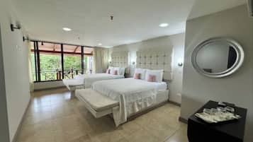 Quarto quádruplo standard | 1 quarto, cortinas blackout, Wi-Fi de cortesia, roupa de cama