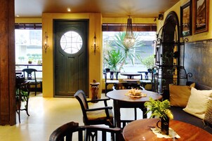 Área de estar no saguão