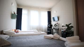 Quarto quádruplo, para não fumantes | Cofres nos quartos, individualmente decorados