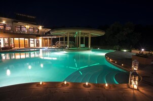 Piscina externa sazonal, guarda-sóis, espreguiçadeiras