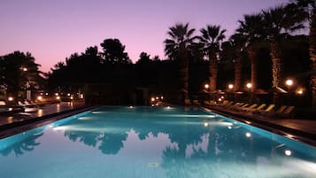 Piscina exterior, guarda-sóis, espreguiçadeiras