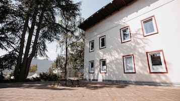 Terraço com espreguiçadeiras