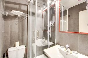 Quarto casal clássico, 1 cama Queen, ar-condicionado, vista para a cidade | Banheiro | Produtos de toalete grátis, secador de cabelo, toalhas de banho
