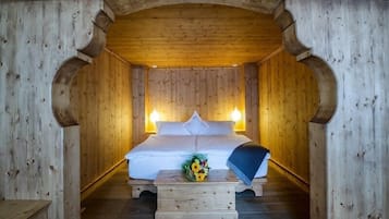 Suíte (Cervino) | Cofres nos quartos, escrivaninha