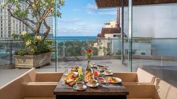 Pequeno-almoço tipo buffet diário (180000 VND por pessoa)