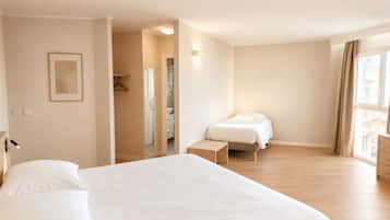 Quarto triplo superior | Frigobar, cofres nos quartos, escrivaninha