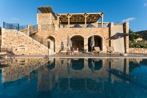 Piscina externa sazonal, guarda-sóis, espreguiçadeiras