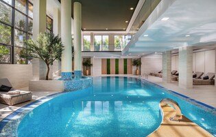 Piscina interna, 2 piscinas externas, barracas, guarda-sóis