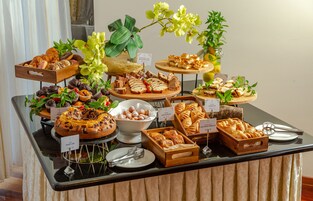 Café da manhã com buffet grátis todos os dias