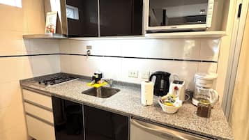 Dúplex | Cozinha privada | Um frigorífico, um micro-ondas, uma cafeteira/bule