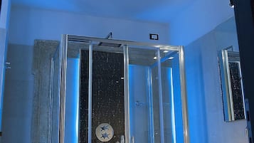 Quarto casal superior | Banheiro | Chuveiro, secador de cabelo, chinelos, toalhas de banho