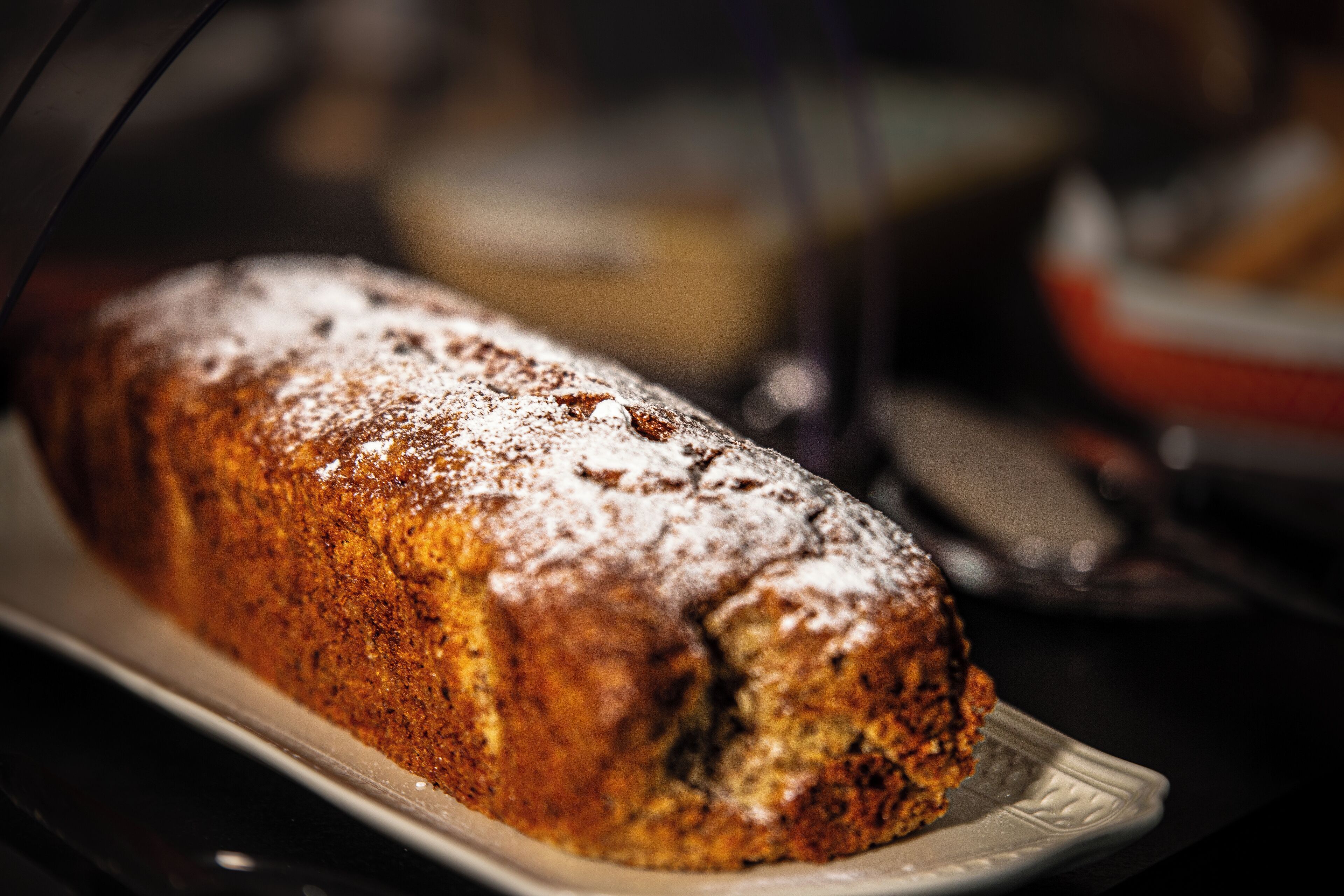 Uma fatia de pão num prato.