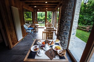 Café da manhã com buffet grátis todos os dias