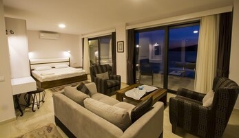 Quarto Exclusivo, acesso à piscina, em frente ao mar | Minibar, Wi-fi grátis, roupa de cama fornecida 