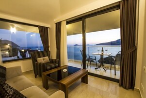 Quarto exclusivo, acesso à piscina, de frente para o mar | Frigobar, Wi-Fi de cortesia, roupa de cama