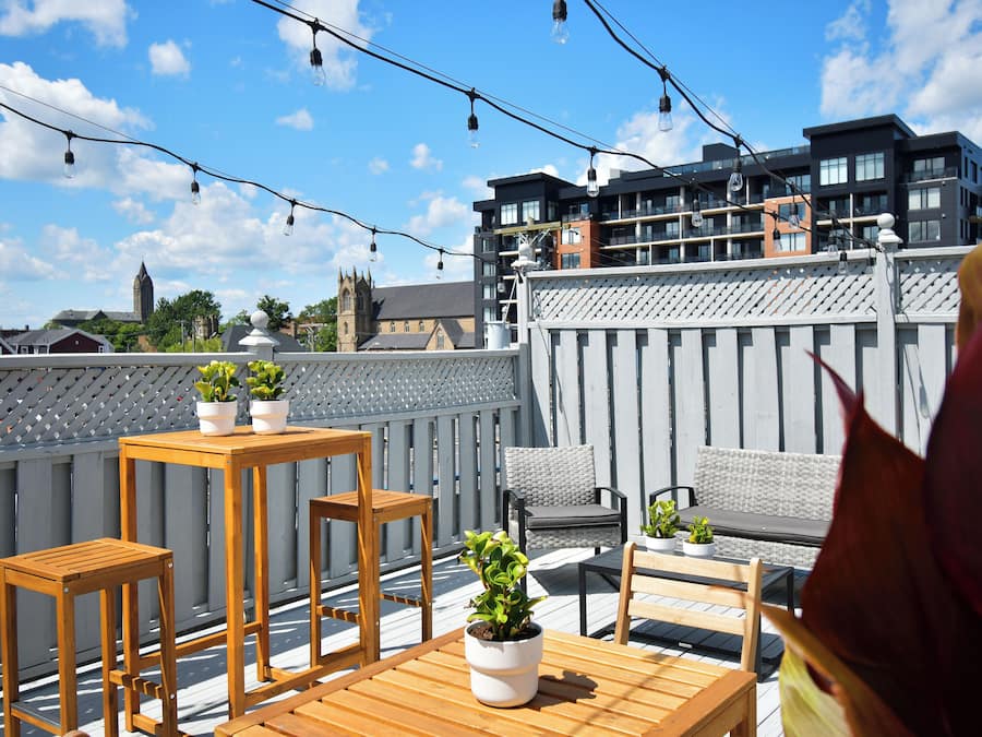 Terraço com espreguiçadeiras