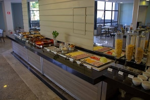Café da manhã com buffet todos os dias mediante uma taxa