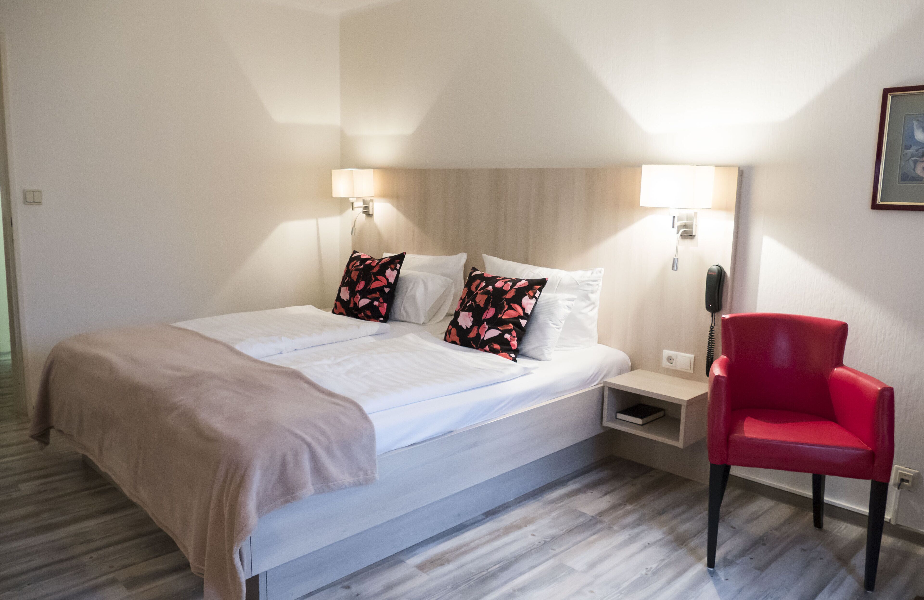 Quarto casal | Cofres nos quartos, escrivaninha, espaço de trabalho para notebook