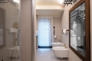 Quarto luxo, 1 cama King (Twin bed on request) | Banheiro | Chuveiro, chuveiro com efeito de chuva, produtos de toalete grátis 