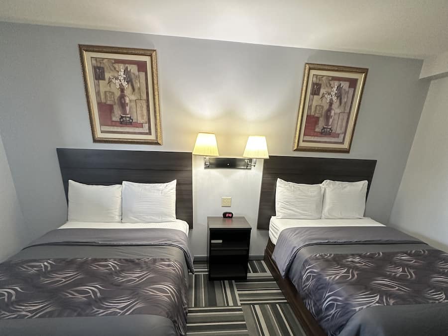 Quarto, 2 camas de casal | Secretária, secretária adequada para computadores portáteis