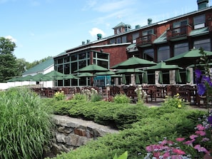 2 restaurantes, com serviço de almoço e jantar; culinária americana