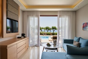 Junior Suite Beach Front Swim up Sea View | Área de estar | Smart TV 32 polegadas com canais via satélite, escritórios