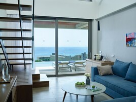 Deluxe Duplex Suite Swim Up Sea View (Residences Area) | Sala de estar | Smart TV de 32 polegadas com canais via satélite, escritórios 