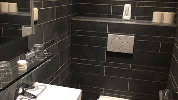 Quarto Twin, casa de banho privativa | Casa de banho | Artigos de higiene pessoal grátis, um secador de cabelo