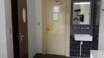 Quarto Duplo Básico, 1 quarto, casa de banho privativa | Cofre no quarto, Wi-fi grátis