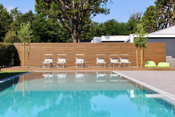 Piscina exterior sazonal, guarda-sóis, espreguiçadeiras 