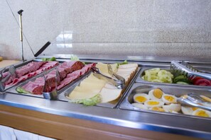 Pequeno-almoço tipo buffet diário (10 EUR por pessoa) 