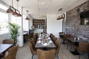 Café da manhã com buffet todos os dias mediante uma taxa