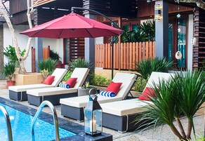 Piscina exterior, guarda-sóis, espreguiçadeiras 