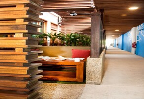 Quarto luxo, 1 cama King, sacada | Frigobar, espaço de trabalho para notebook, Wi-Fi de cortesia