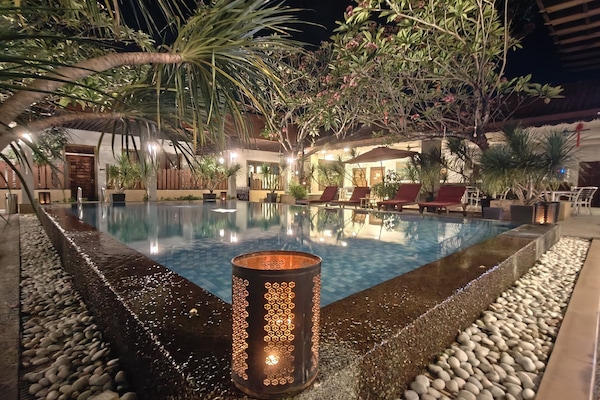 Piscina exterior, guarda-sóis, espreguiçadeiras