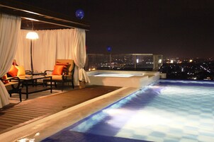 Piscina externa, guarda-sóis, espreguiçadeiras