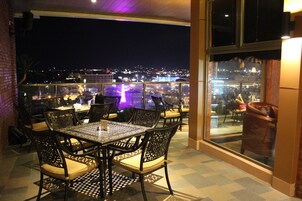 Café da manhã, almoço e jantar; culinária internacional 