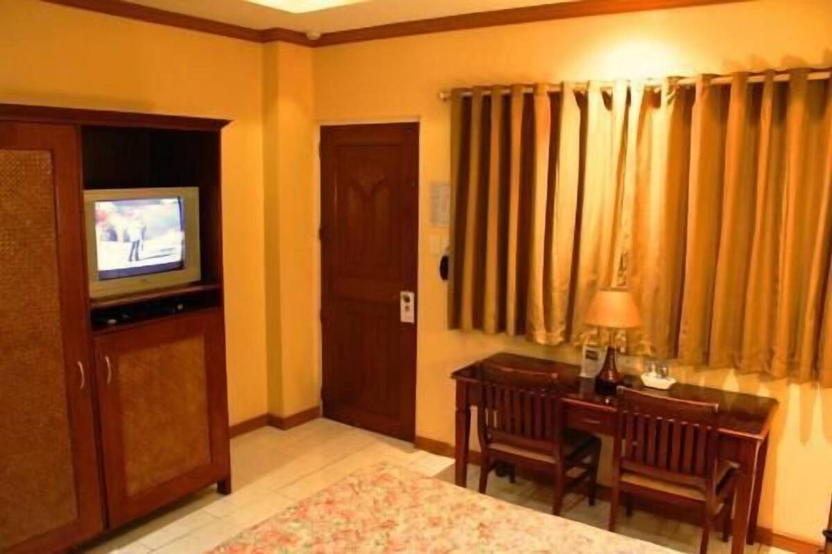 Frigobar, cofres nos quartos, escrivaninha