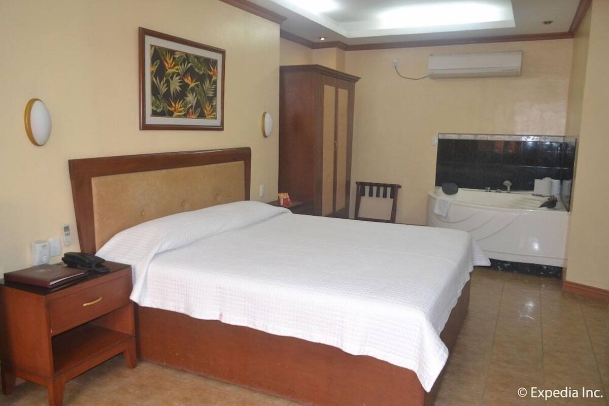 Frigobar, cofres nos quartos, escrivaninha