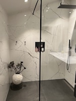 Apartamento exclusivo | Banheiro | Chuveiro, produtos de toalete grátis, secador de cabelo, sabonete