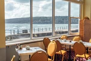 Café da manhã completo grátis todos os dias