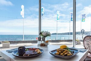 Café da manhã, almoço e jantar; culinária britânica