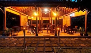 Pequenos-almoços, almoços, jantares servidos, cozinha indonésia