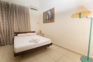 Quarto Duplo | Cofre no quarto, secretária, Wi-fi grátis, roupa de cama fornecida 