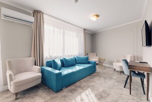 Suíte clássica, 1 quarto | Área de estar | TV de tela plana 90 cm com canais a cabo, TV