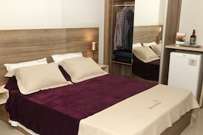 Quarto Clássico com Cama de Casal, 1 cama de casal | Minibar, secretária, Wi-fi grátis, roupa de cama fornecida 