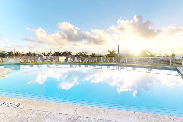 Piscina externa, espreguiçadeiras